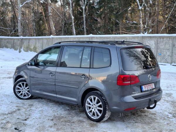 Pelēks Volkswagen Touran 2015 Viļņa, ar dzinēja tilpumu 1.60 L un nobraukumu 274 tūkst. km par 6650 €, foto 4 vietnē AUTOMOTO.COM.LV