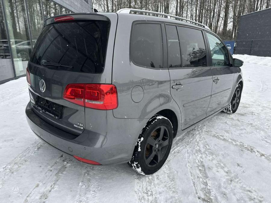 Pelēks Volkswagen Touran 2015 Kauņa, ar dzinēja tilpumu 1.20 L un nobraukumu 227 tūkst. km par 6200 €, foto 4 vietnē AUTOMOTO.COM.LV