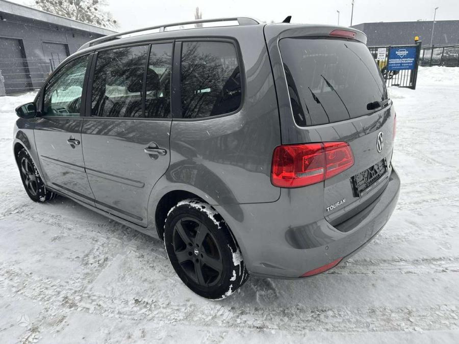 Pelēks Volkswagen Touran 2015 Kauņa, ar dzinēja tilpumu 1.20 L un nobraukumu 227 tūkst. km par 6200 €, foto 5 vietnē AUTOMOTO.COM.LV