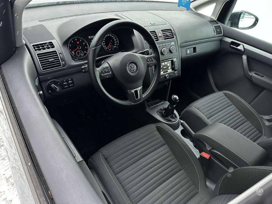 Pelēks Volkswagen Touran 2015 Kauņa, ar dzinēja tilpumu 1.20 L un nobraukumu 227 tūkst. km par 6200 €, foto 6 vietnē AUTOMOTO.COM.LV