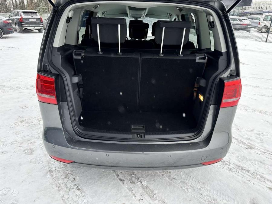 Pelēks Volkswagen Touran 2015 Kauņa, ar dzinēja tilpumu 1.20 L un nobraukumu 227 tūkst. km par 6200 €, foto 15 vietnē AUTOMOTO.COM.LV