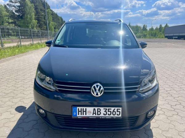 Pelēks Volkswagen Touran 2015 Viļņa, ar dzinēja tilpumu 1.60 L un nobraukumu 164 tūkst. km par 6400 €, foto 2 vietnē AUTOMOTO.COM.LV