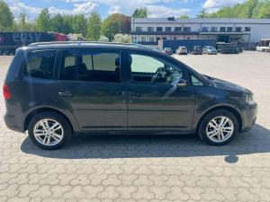 Pelēks Volkswagen Touran 2015 Viļņa, ar dzinēja tilpumu 1.60 L un nobraukumu 164 tūkst. km par 6400 €, foto 5 vietnē AUTOMOTO.COM.LV