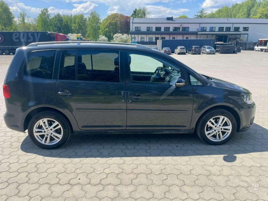 Pelēks Volkswagen Touran 2015 Viļņa, ar dzinēja tilpumu 1.60 L un nobraukumu 164 tūkst. km par 6400 €, foto 5 vietnē AUTOMOTO.COM.LV