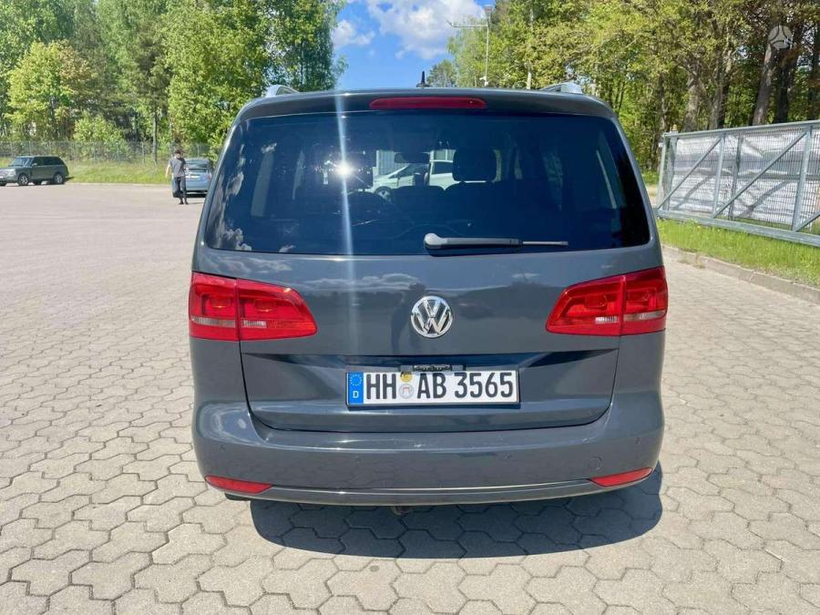 Pelēks Volkswagen Touran 2015 Viļņa, ar dzinēja tilpumu 1.60 L un nobraukumu 164 tūkst. km par 6400 €, foto 7 vietnē AUTOMOTO.COM.LV