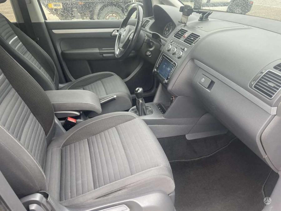 Pelēks Volkswagen Touran 2015 Viļņa, ar dzinēja tilpumu 1.60 L un nobraukumu 164 tūkst. km par 6400 €, foto 12 vietnē AUTOMOTO.COM.LV
