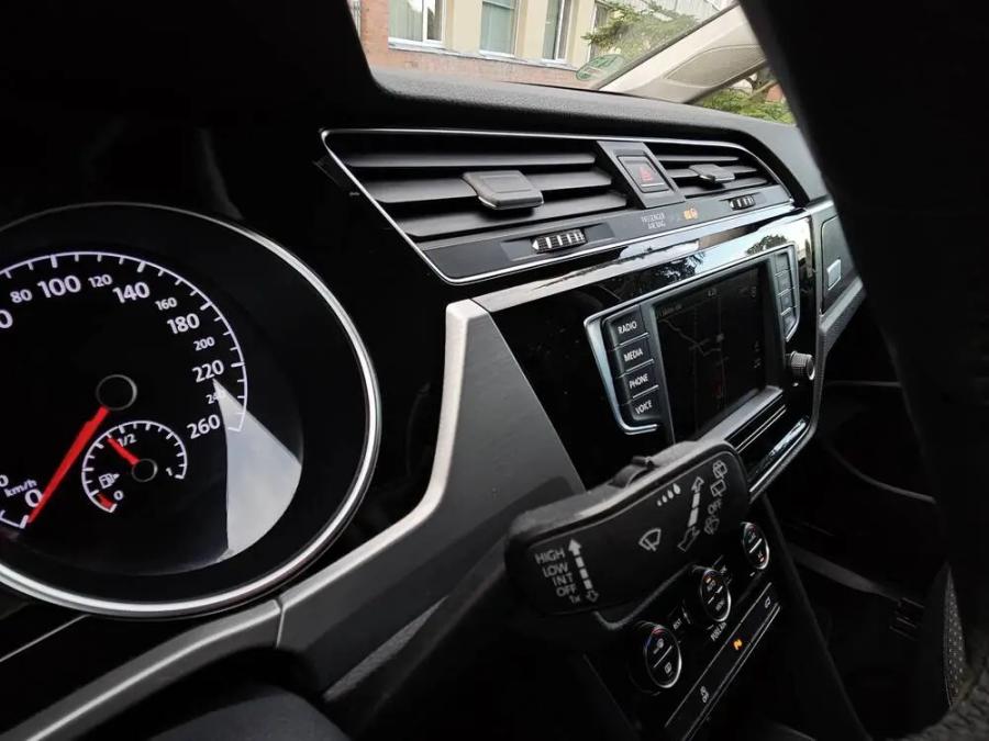 Pelēks Volkswagen Touran 2015 Jēkabpils, ar dzinēja tilpumu 2.00 L un nobraukumu 290 tūkst. km par 10490 €, foto 24 vietnē AUTOMOTO.COM.LV
