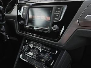 Pelēks Volkswagen Touran 2015 Jēkabpils, ar dzinēja tilpumu 2.00 L un nobraukumu 290 tūkst. km par 10490 €, foto 25 vietnē AUTOMOTO.COM.LV