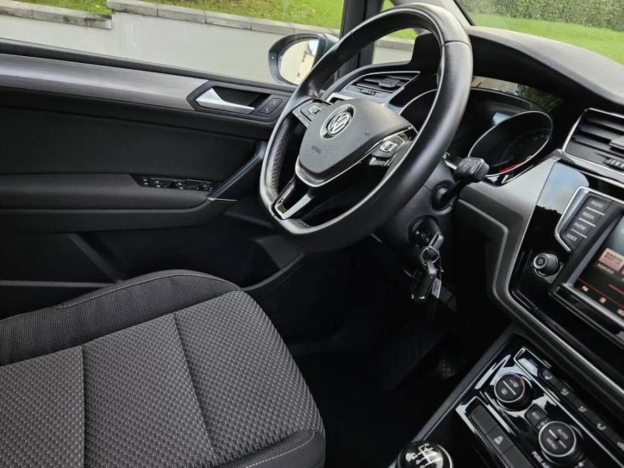 Pelēks Volkswagen Touran 2015 Jēkabpils, ar dzinēja tilpumu 2.00 L un nobraukumu 290 tūkst. km par 10490 €, foto 27 vietnē AUTOMOTO.COM.LV
