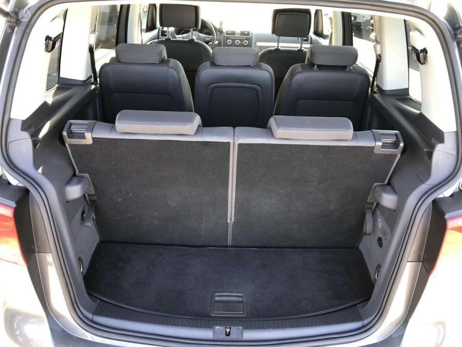 Pelēks Volkswagen Touran 2015 Klaipėda, ar dzinēja tilpumu 1.97 L un nobraukumu 246 tūkst. km par 8800 €, foto 8 vietnē AUTOMOTO.COM.LV