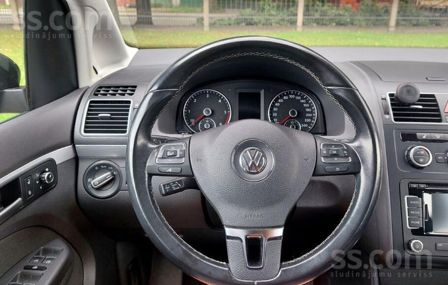 Pelēks Volkswagen Touran 2015 Jelgava, ar dzinēja tilpumu 2.00 L un nobraukumu 259 tūkst. km par 9800 €, foto 6 vietnē AUTOMOTO.COM.LV