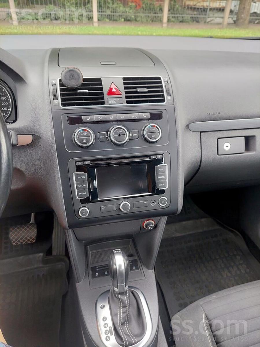 Pelēks Volkswagen Touran 2015 Jelgava, ar dzinēja tilpumu 2.00 L un nobraukumu 259 tūkst. km par 9800 €, foto 8 vietnē AUTOMOTO.COM.LV