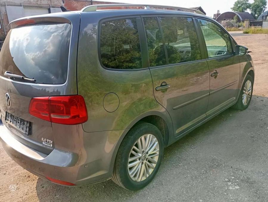 Grey Volkswagen Touran 2015 in Ukmerge, with an engine capacity of 2.00 L and mileage of 294 thousand km for 2500 €, photo 4 on AUTOMOTO.COM.LV