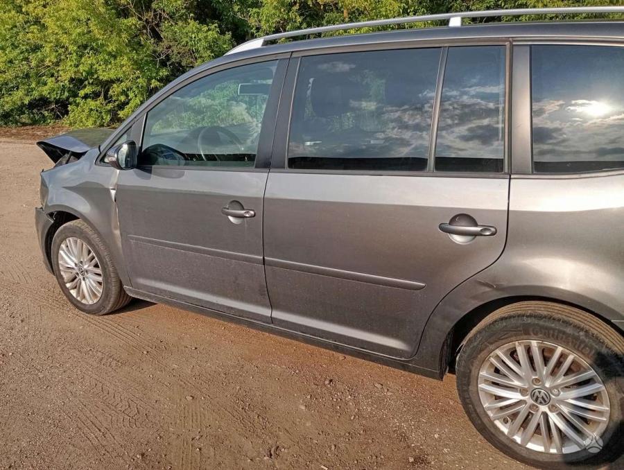 Grey Volkswagen Touran 2015 in Ukmerge, with an engine capacity of 2.00 L and mileage of 294 thousand km for 2500 €, photo 6 on AUTOMOTO.COM.LV