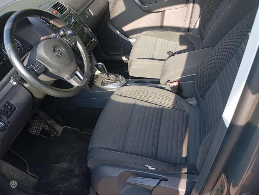 Grey Volkswagen Touran 2015 in Ukmerge, with an engine capacity of 2.00 L and mileage of 294 thousand km for 2500 €, photo 9 on AUTOMOTO.COM.LV