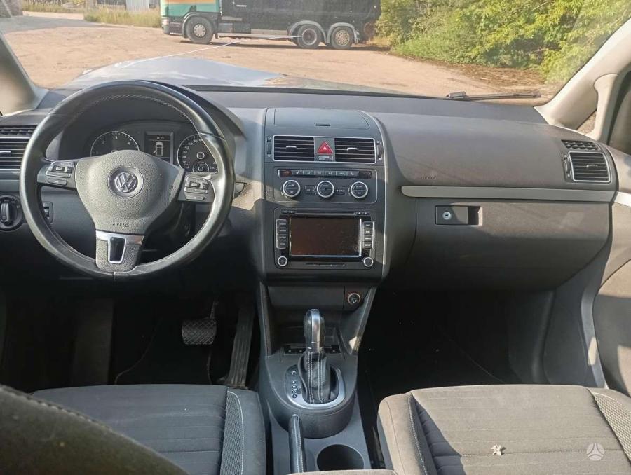 Grey Volkswagen Touran 2015 in Ukmerge, with an engine capacity of 2.00 L and mileage of 294 thousand km for 2500 €, photo 10 on AUTOMOTO.COM.LV