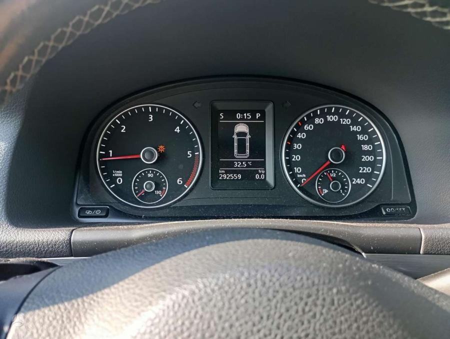 Grey Volkswagen Touran 2015 in Ukmerge, with an engine capacity of 2.00 L and mileage of 294 thousand km for 2500 €, photo 11 on AUTOMOTO.COM.LV