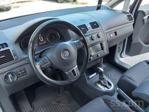 Pelēks Volkswagen Touran 2015 Rīga, ar dzinēja tilpumu 2.00 L un nobraukumu 322 tūkst. km par 7250 €, foto 9 vietnē AUTOMOTO.COM.LV