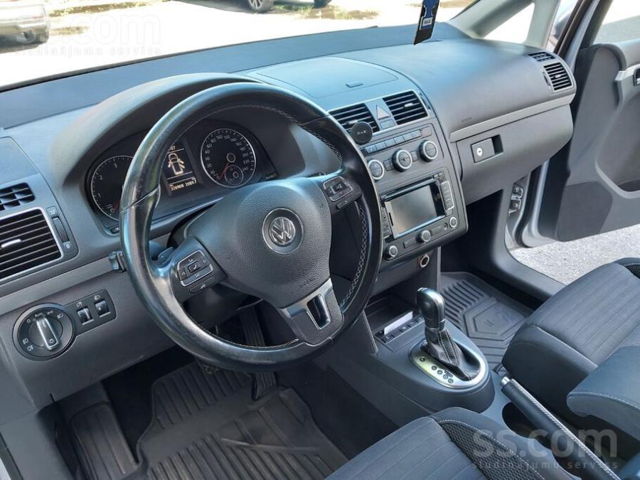 Pelēks Volkswagen Touran 2015 Rīga, ar dzinēja tilpumu 2.00 L un nobraukumu 322 tūkst. km par 7250 €, foto 9 vietnē AUTOMOTO.COM.LV