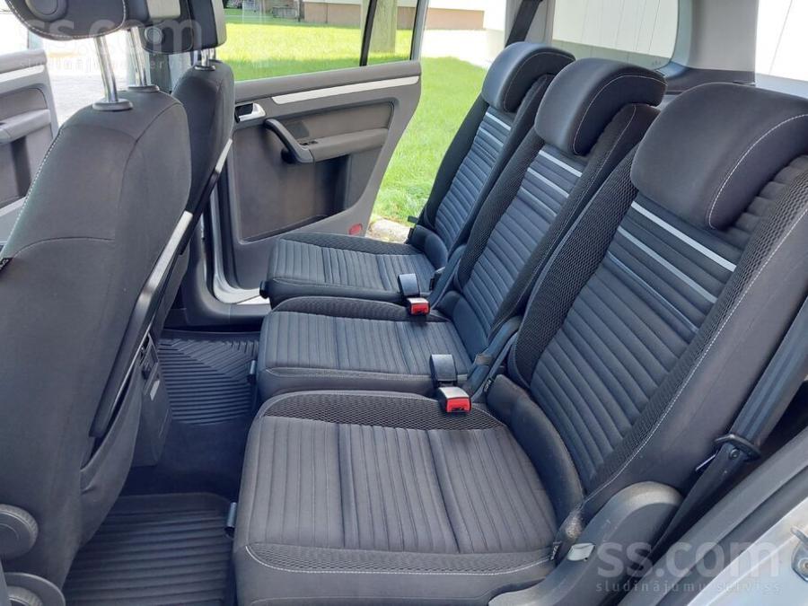 Pelēks Volkswagen Touran 2015 Rīga, ar dzinēja tilpumu 2.00 L un nobraukumu 322 tūkst. km par 7250 €, foto 10 vietnē AUTOMOTO.COM.LV