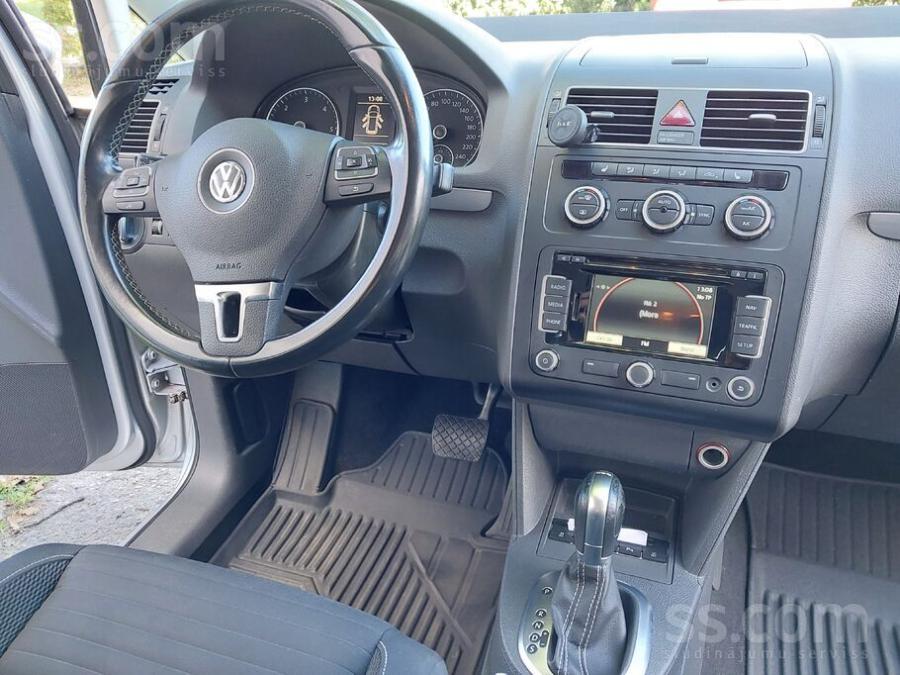 Pelēks Volkswagen Touran 2015 Rīga, ar dzinēja tilpumu 2.00 L un nobraukumu 322 tūkst. km par 7250 €, foto 11 vietnē AUTOMOTO.COM.LV