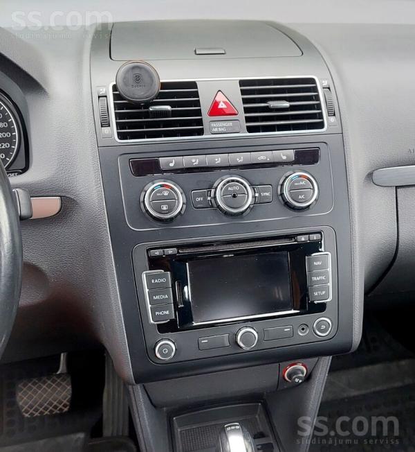 Pelēks Volkswagen Touran 2015 Jelgava, ar dzinēja tilpumu 2.00 L un nobraukumu 260 tūkst. km par 8900 €, foto 8 vietnē AUTOMOTO.COM.LV