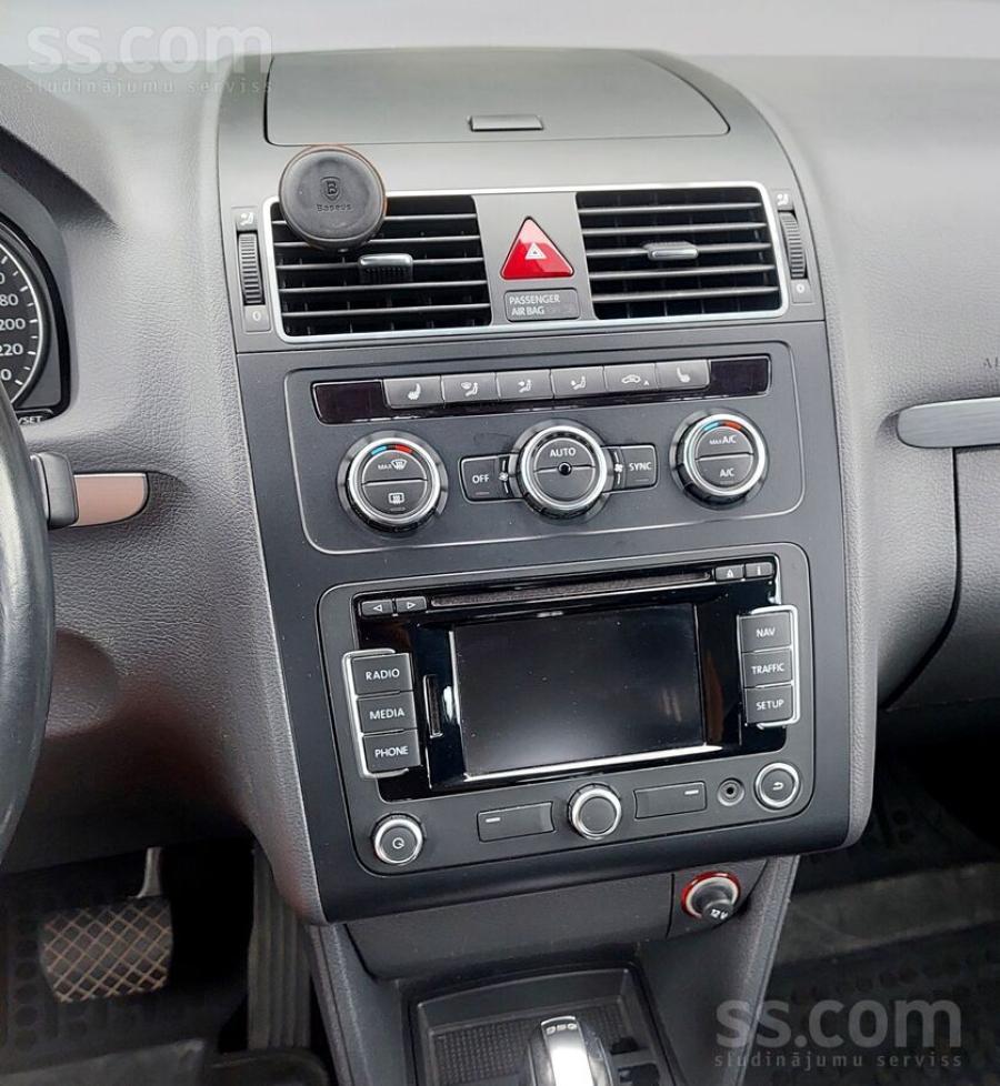 Pelēks Volkswagen Touran 2015 Jelgava, ar dzinēja tilpumu 2.00 L un nobraukumu 260 tūkst. km par 8900 €, foto 9 vietnē AUTOMOTO.COM.LV