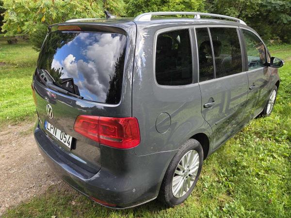 Pelēks Volkswagen Touran 2015 Viļņa, ar dzinēja tilpumu 1.60 L un nobraukumu 277 tūkst. km par 6300 €, foto 4 vietnē AUTOMOTO.COM.LV