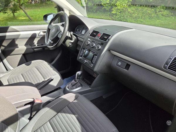 Pelēks Volkswagen Touran 2015 Viļņa, ar dzinēja tilpumu 1.60 L un nobraukumu 277 tūkst. km par 6300 €, foto 9 vietnē AUTOMOTO.COM.LV