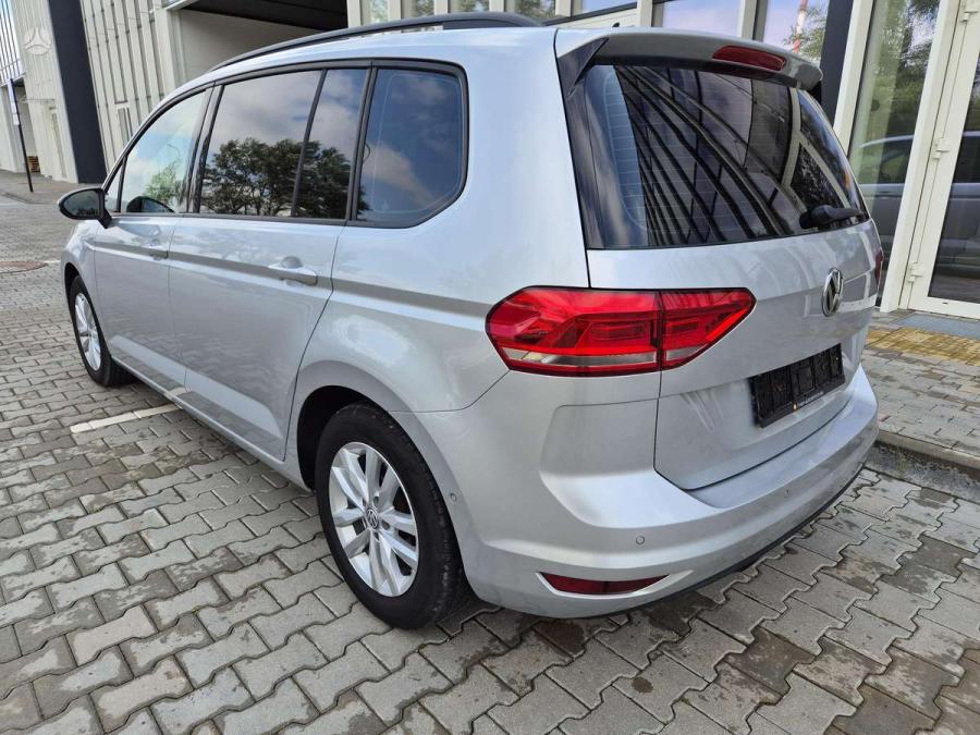 Grey Volkswagen Touran 2015 in Vilnius, with an engine capacity of 1.60 L and mileage of 300 thousand km for 7950 €, photo 5 on AUTOMOTO.COM.LV