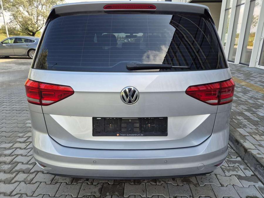Grey Volkswagen Touran 2015 in Vilnius, with an engine capacity of 1.60 L and mileage of 300 thousand km for 7950 €, photo 7 on AUTOMOTO.COM.LV