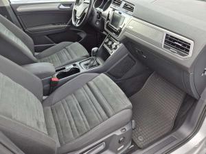 Grey Volkswagen Touran 2015 in Vilnius, with an engine capacity of 1.60 L and mileage of 300 thousand km for 7950 €, photo 11 on AUTOMOTO.COM.LV
