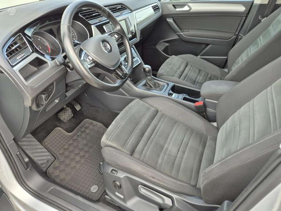 Grey Volkswagen Touran 2015 in Vilnius, with an engine capacity of 1.60 L and mileage of 300 thousand km for 7950 €, photo 13 on AUTOMOTO.COM.LV