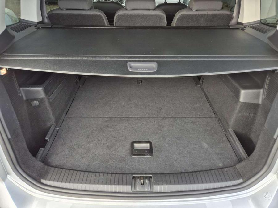 Grey Volkswagen Touran 2015 in Vilnius, with an engine capacity of 1.60 L and mileage of 300 thousand km for 7950 €, photo 15 on AUTOMOTO.COM.LV