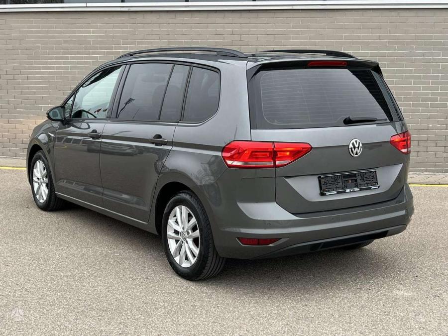 Pelēks Volkswagen Touran 2016 Kėdainiai, ar dzinēja tilpumu 1.60 L un nobraukumu 239 tūkst. km par 8999 €, foto 3 vietnē AUTOMOTO.COM.LV