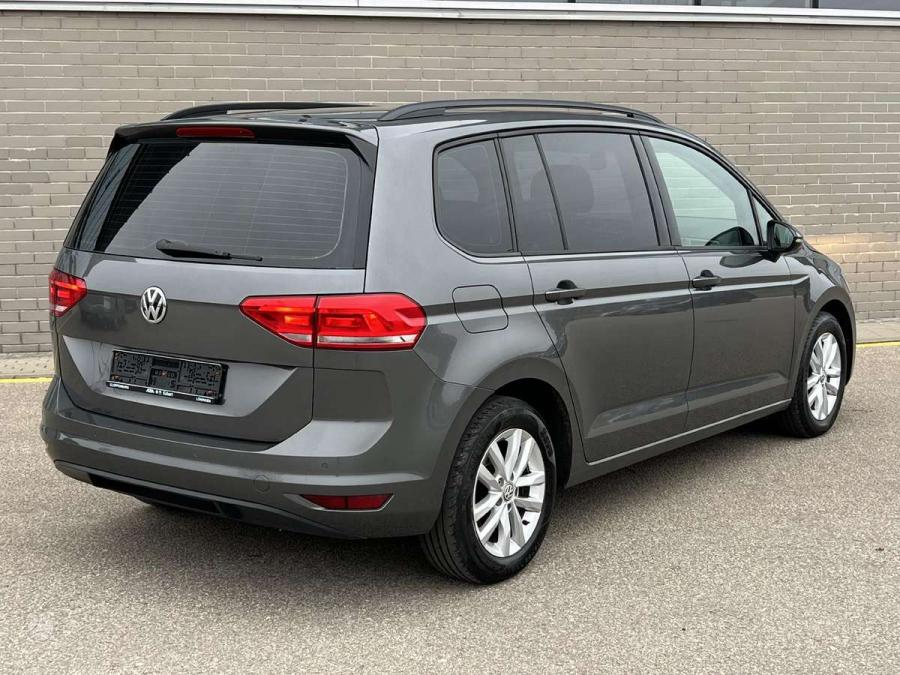 Pelēks Volkswagen Touran 2016 Kėdainiai, ar dzinēja tilpumu 1.60 L un nobraukumu 239 tūkst. km par 8999 €, foto 4 vietnē AUTOMOTO.COM.LV