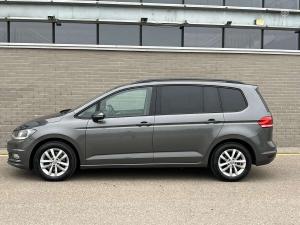 Pelēks Volkswagen Touran 2016 Kėdainiai, ar dzinēja tilpumu 1.60 L un nobraukumu 239 tūkst. km par 8999 €, foto 5 vietnē AUTOMOTO.COM.LV