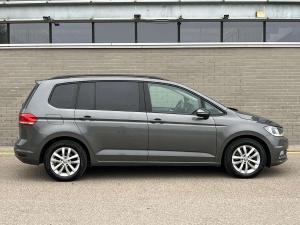 Pelēks Volkswagen Touran 2016 Kėdainiai, ar dzinēja tilpumu 1.60 L un nobraukumu 239 tūkst. km par 8999 €, foto 6 vietnē AUTOMOTO.COM.LV