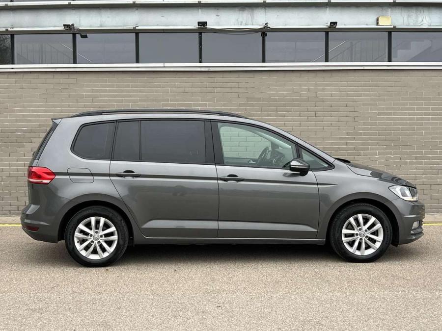 Pelēks Volkswagen Touran 2016 Kėdainiai, ar dzinēja tilpumu 1.60 L un nobraukumu 239 tūkst. km par 8999 €, foto 6 vietnē AUTOMOTO.COM.LV