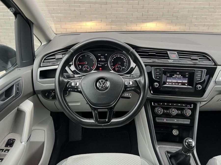 Pelēks Volkswagen Touran 2016 Kėdainiai, ar dzinēja tilpumu 1.60 L un nobraukumu 239 tūkst. km par 8999 €, foto 16 vietnē AUTOMOTO.COM.LV