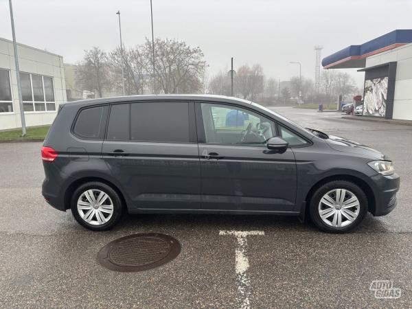 Pelēks Volkswagen Touran 2016 Viļņa, ar dzinēja tilpumu 1.60 L un nobraukumu 318 tūkst. km par 7650 €, foto 2 vietnē AUTOMOTO.COM.LV