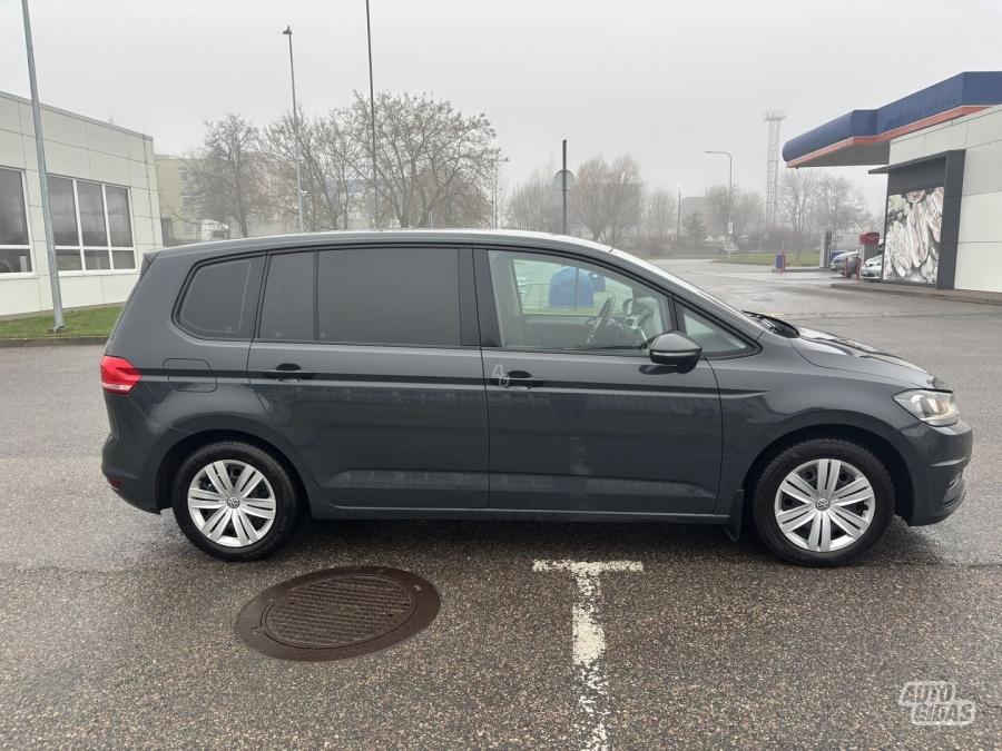 Grey Volkswagen Touran 2016 in Vilnius, with an engine capacity of 1.60 L and mileage of 318 thousand km for 7650 €, photo 2 on AUTOMOTO.COM.LV