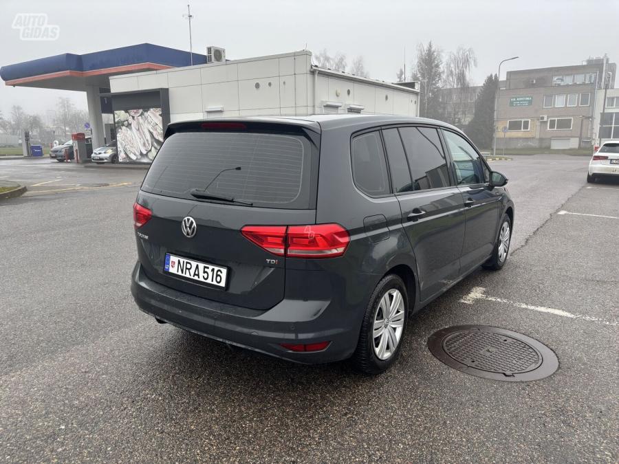 Grey Volkswagen Touran 2016 in Vilnius, with an engine capacity of 1.60 L and mileage of 318 thousand km for 7650 €, photo 3 on AUTOMOTO.COM.LV