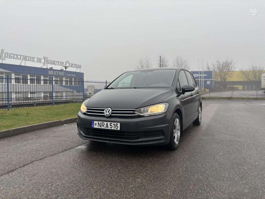 Pelēks Volkswagen Touran 2016 Viļņa, ar dzinēja tilpumu 1.60 L un nobraukumu 318 tūkst. km par 7650 €, foto 1 vietnē AUTOMOTO.COM.LV