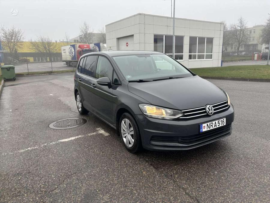 Pelēks Volkswagen Touran 2016 Viļņa, ar dzinēja tilpumu 1.60 L un nobraukumu 318 tūkst. km par 7650 €, foto 3 vietnē AUTOMOTO.COM.LV