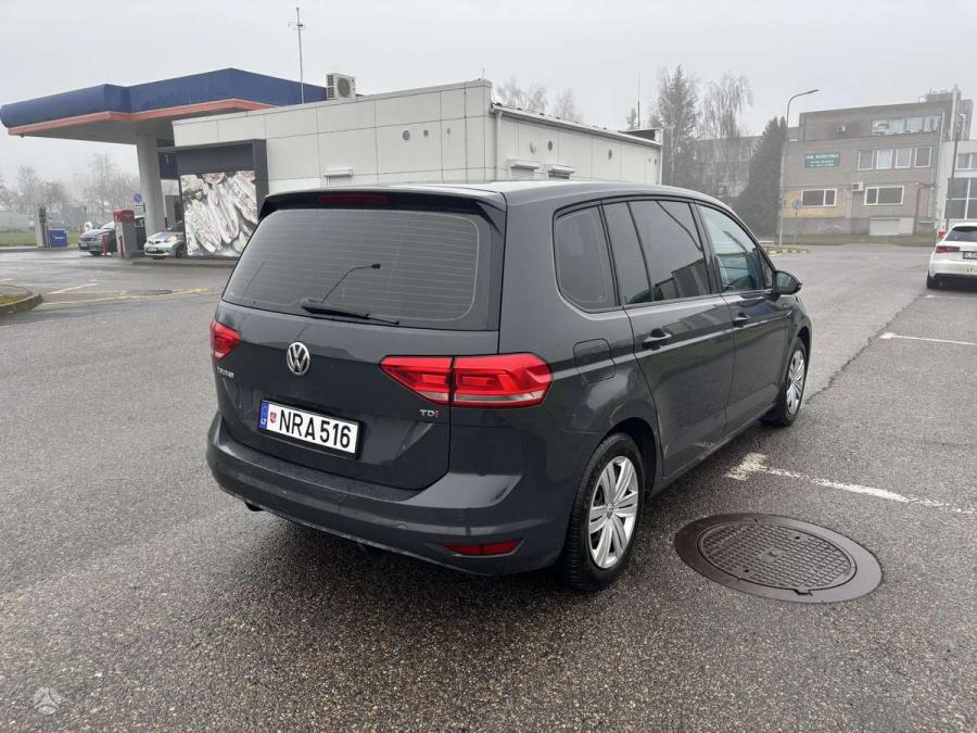 Pelēks Volkswagen Touran 2016 Viļņa, ar dzinēja tilpumu 1.60 L un nobraukumu 318 tūkst. km par 7650 €, foto 5 vietnē AUTOMOTO.COM.LV