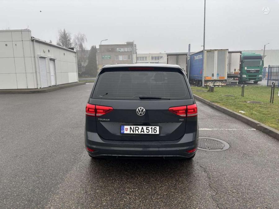 Pelēks Volkswagen Touran 2016 Viļņa, ar dzinēja tilpumu 1.60 L un nobraukumu 318 tūkst. km par 7650 €, foto 6 vietnē AUTOMOTO.COM.LV