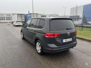 Pelēks Volkswagen Touran 2016 Viļņa, ar dzinēja tilpumu 1.60 L un nobraukumu 318 tūkst. km par 7650 €, foto 7 vietnē AUTOMOTO.COM.LV