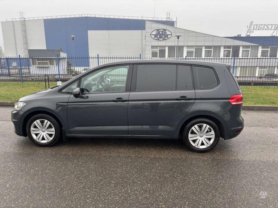 Pelēks Volkswagen Touran 2016 Viļņa, ar dzinēja tilpumu 1.60 L un nobraukumu 318 tūkst. km par 7650 €, foto 8 vietnē AUTOMOTO.COM.LV