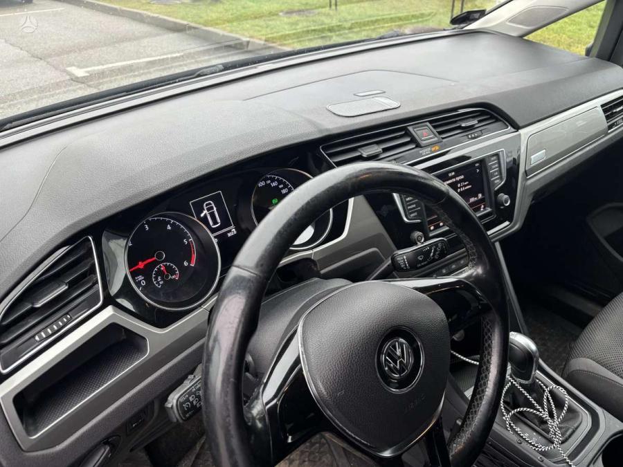 Pelēks Volkswagen Touran 2016 Viļņa, ar dzinēja tilpumu 1.60 L un nobraukumu 318 tūkst. km par 7650 €, foto 11 vietnē AUTOMOTO.COM.LV
